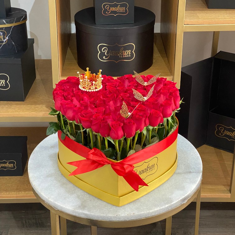 Rosas eternas en caja corazón blanco con rosa blanca | Yaakun Flores