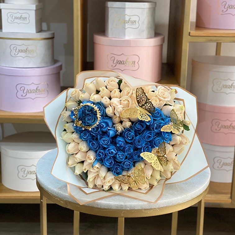 Maxi ramo de 100 rosas blancas corazón azul al centro con coronita y 4 ...