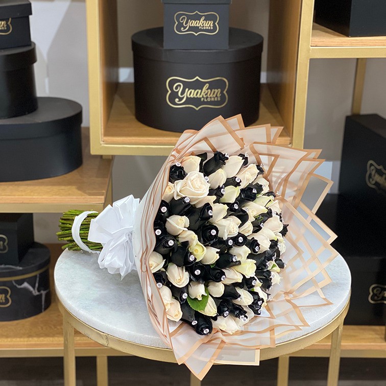 Maxi ramo de 100 rosas blancas y negras con pines en papel coreano ...