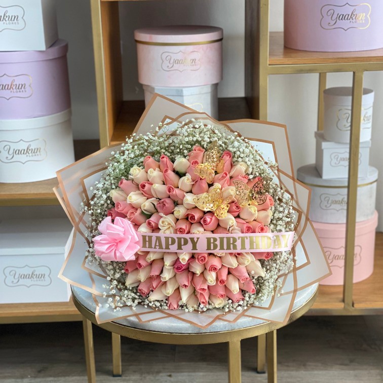 Maxi ramo de 100 rosas hermosas y blanco con gypso, 3 mariposas listón ...