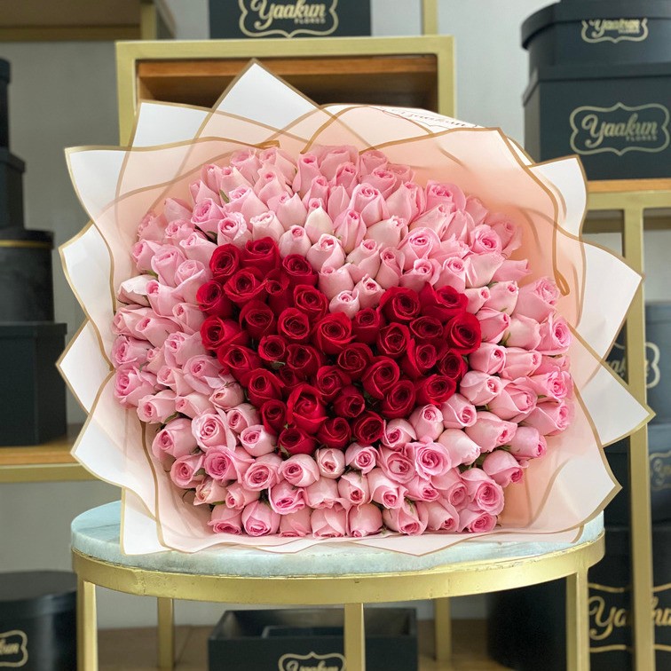 Maxi ramo de 100 rosas blancas y dolomy con gypso rosita y papeles ...