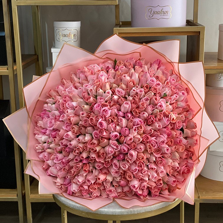 Maxi ramo de 500 rosas en tonos rositas con papel coreano | Yaakun Flores