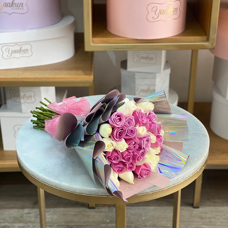 Ramo de 36 rosas blancas & lilas con papel coreano | Yaakun Flores