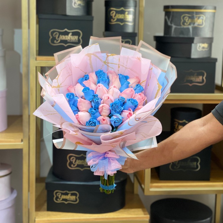 Ramo de 100 rosas, amarillas, rojas,hermosas y blancas con ruscus y ...