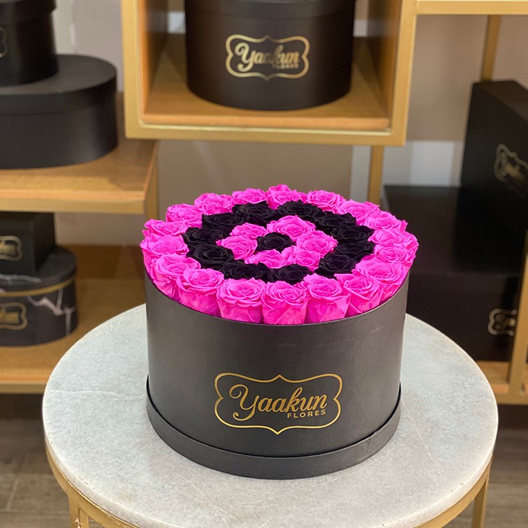 Rosas eternas en caja circular negra fucsia & negro | Yaakun Flores