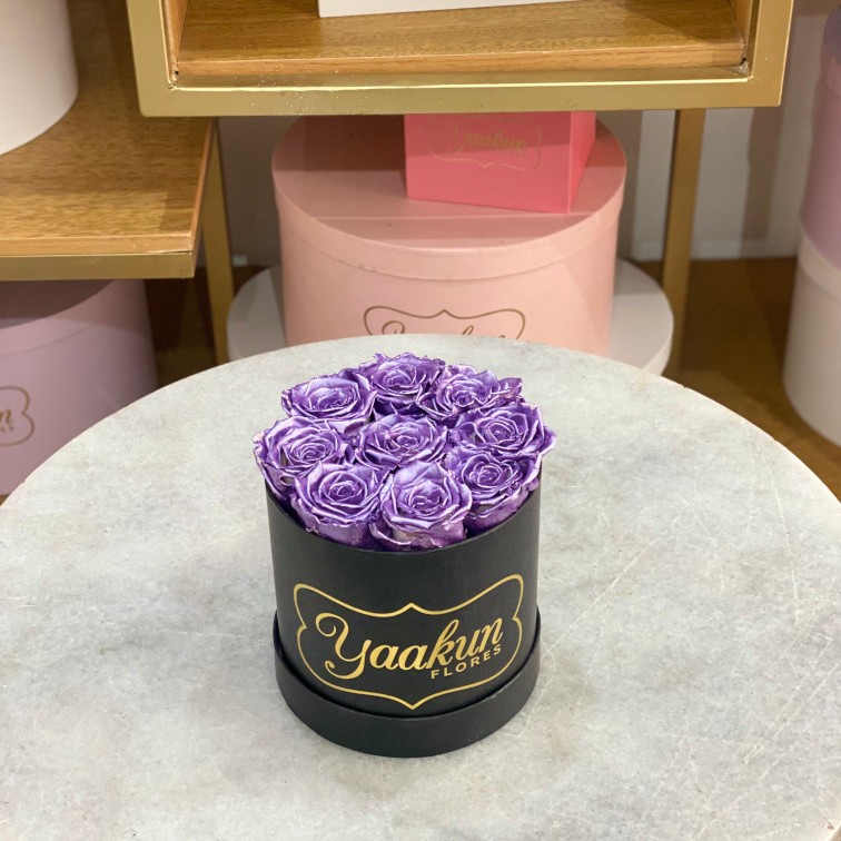 Rosas eternas en caja circular negra mini con rosas moradas satinadas ...