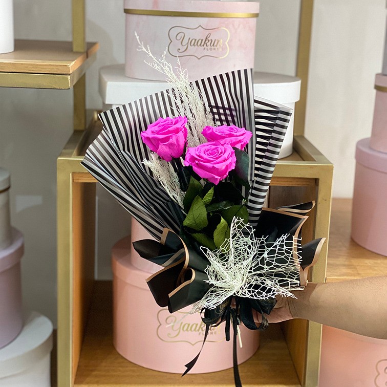 Rosas eternas en mini bouquet 3 rosas blancas y papel coreano | Yaakun ...